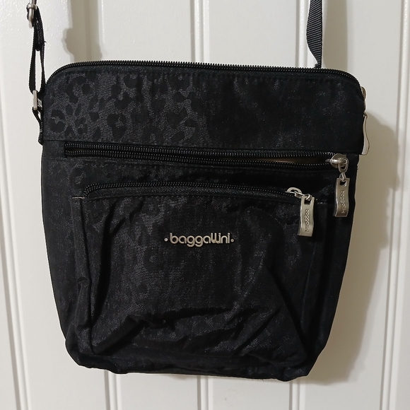 Baggallini | Bags | Baggallini Modern Multi Pocket Crossbody Black ...